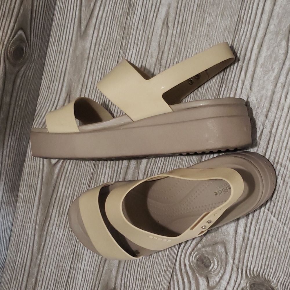 Crocs 11 Woman Beige Rubber Platforms Sandals - Gem